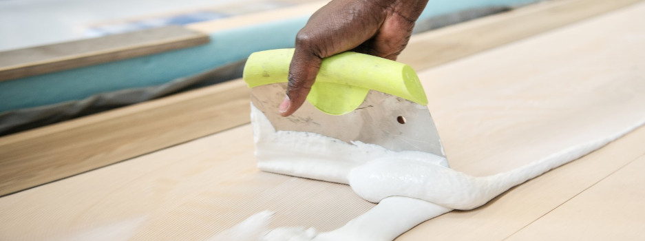 PVC-Boden mit Kleben verlegen – oder ohne? | Vergleich