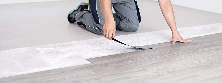 PVC-Boden mit Kleben verlegen – oder ohne? | Vergleich